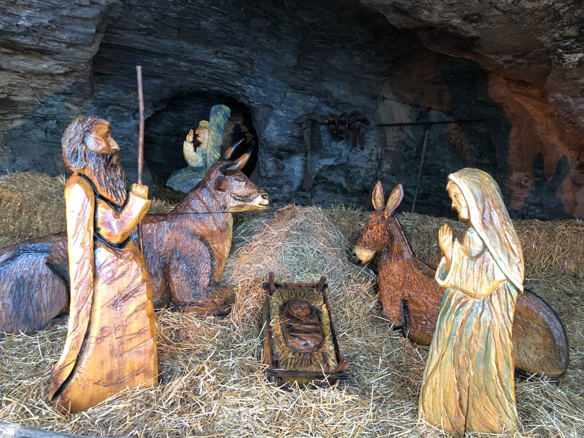 Un viandante nel ‘Presepe in Vetta’ alla Rocca di Cavour per ...