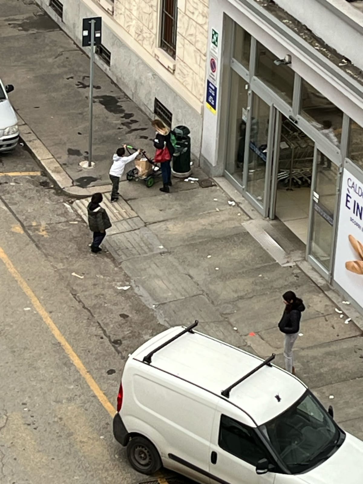 Degrado e bivacchi in corso Racconigi: "Qui nemmeno una telecamera ...