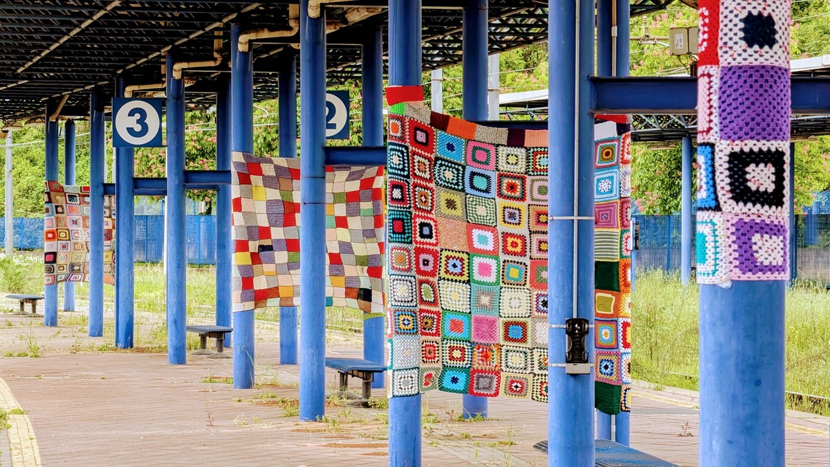 La stazione Dora si colora grazie alle coperte all'uncinetto - Torino Oggi