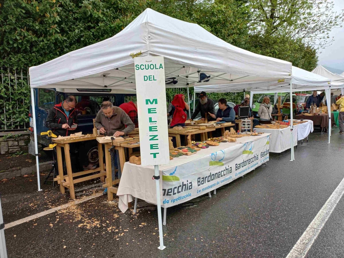Motoseghe, sculture e sapori: a Coazze la nona edizione di "Lu bo e la Fejri" - Torino Oggi