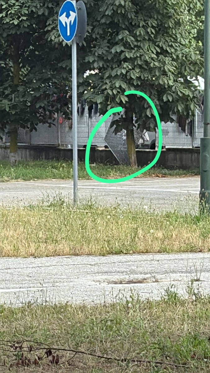 Divelte recinzioni e barra d'ingresso al Caio Mario: "I rom sono ormai ...