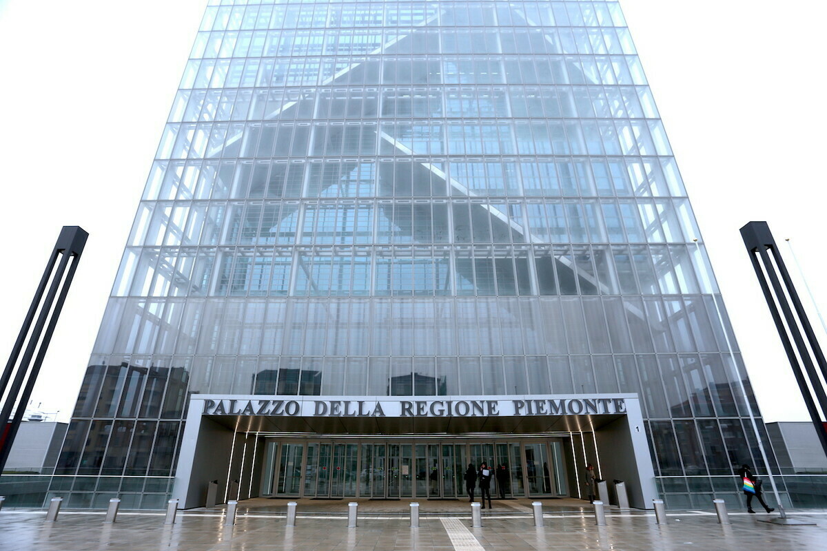Il Grattacielo saluta porte scorrevoli e raffiche di vento: all ...