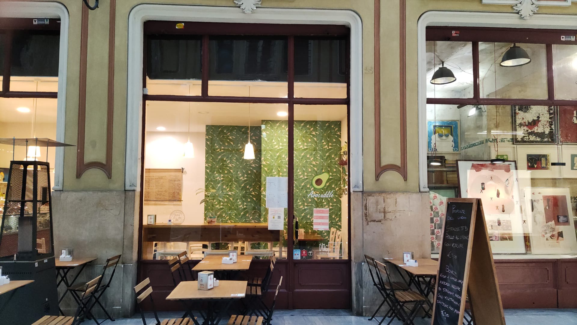 Dalle scarpe al brunch, con Avocuddle Cafè la Galleria Umberto I ...