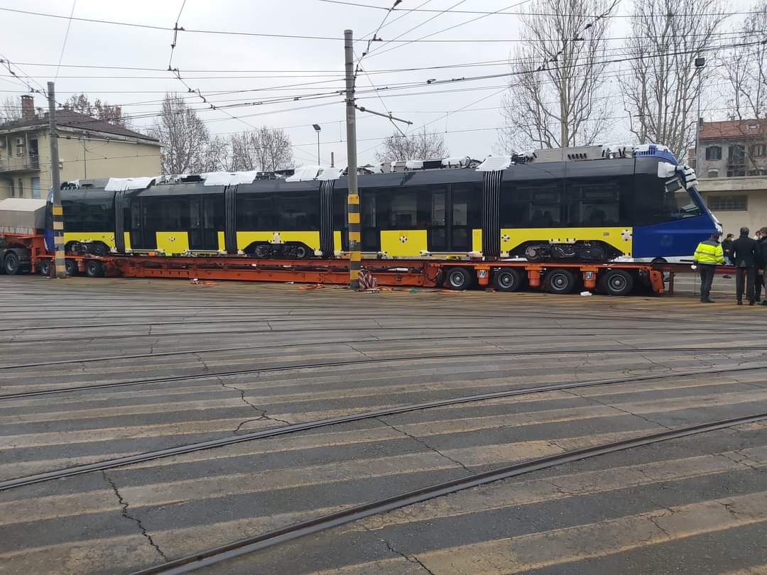 L'inizio del 2023 porta sulle strade di Torino i nuovi Hitachi Rail, ma ...