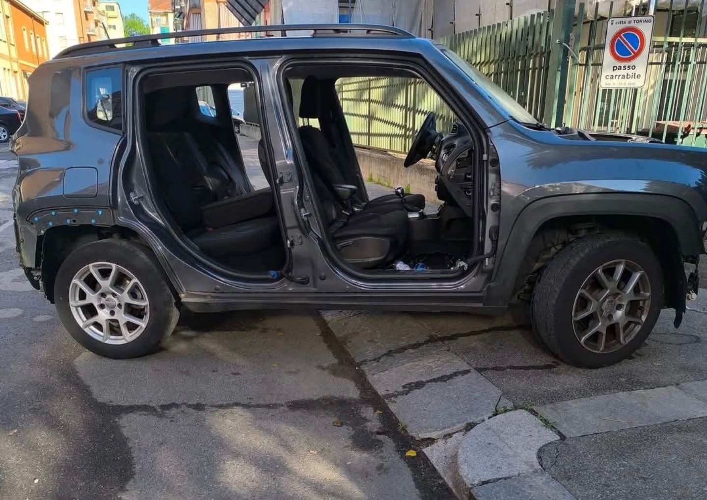 Rubano le portiere e il cofano a una Jeep Renegade: “Serve un piano di ...
