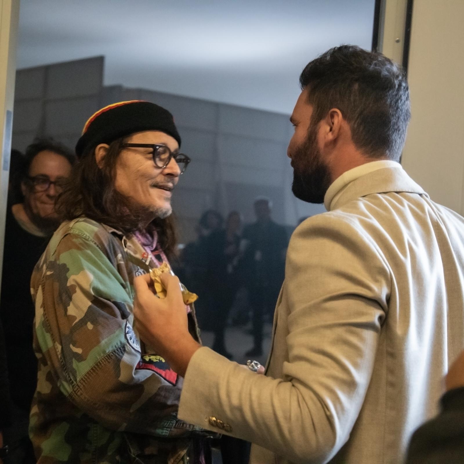 Johnny Depp è a Torino: l'arrivo all’Hotel Principi di Piemonte e l ...