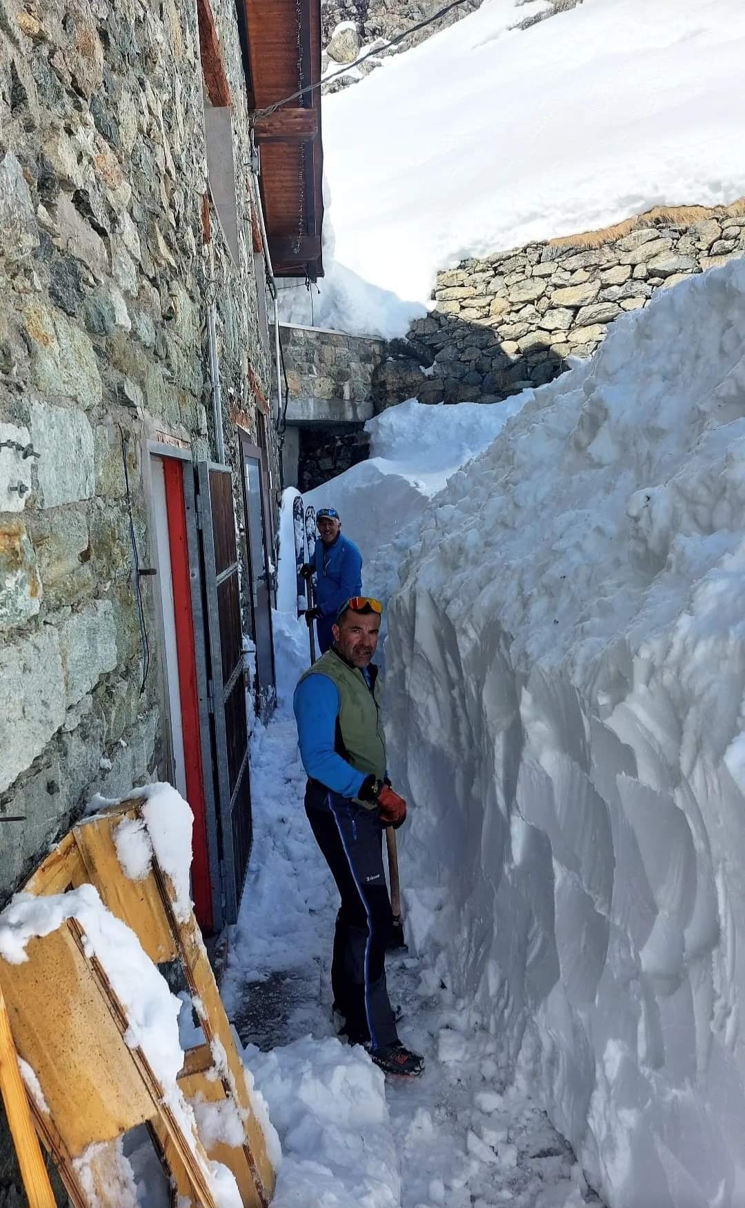 Quasi 2 metri di neve al rifugio Ciriè di Balme: "Siamo chiusi ...