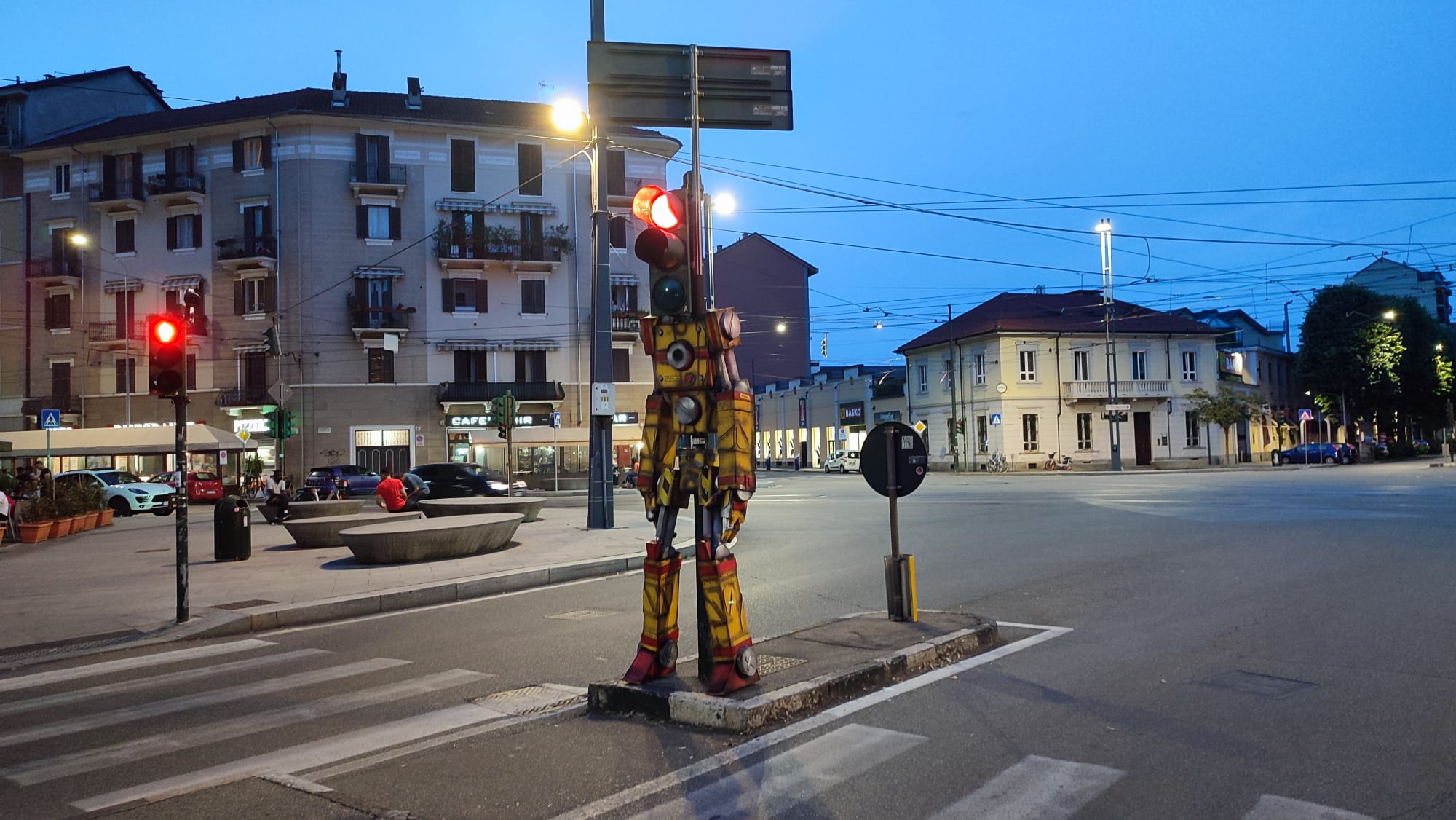 Aurora, il semaforo di largo Brescia si trasforma in un robot - Torino Oggi