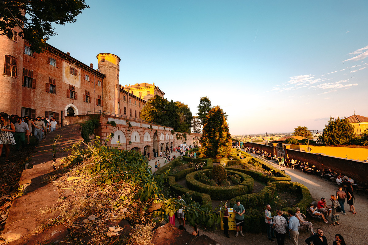 Borse e borsette: l’eleganza senza tempo in mostra al Castello di ...