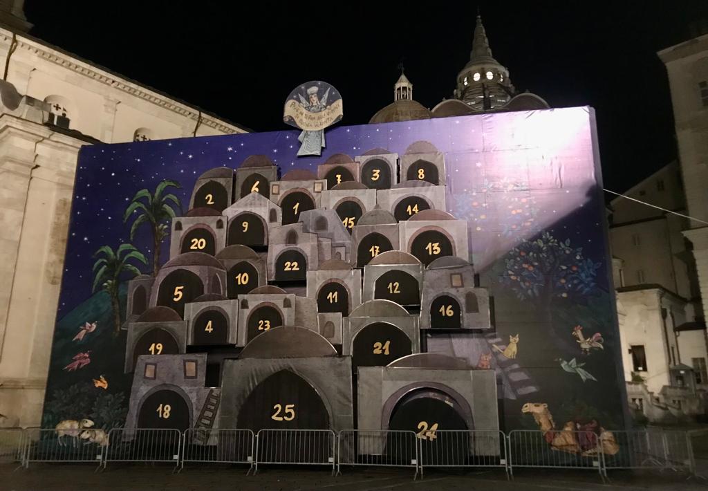 Invisibili davanti al calendario dell'Avvento: piazza del Duomo e via ...