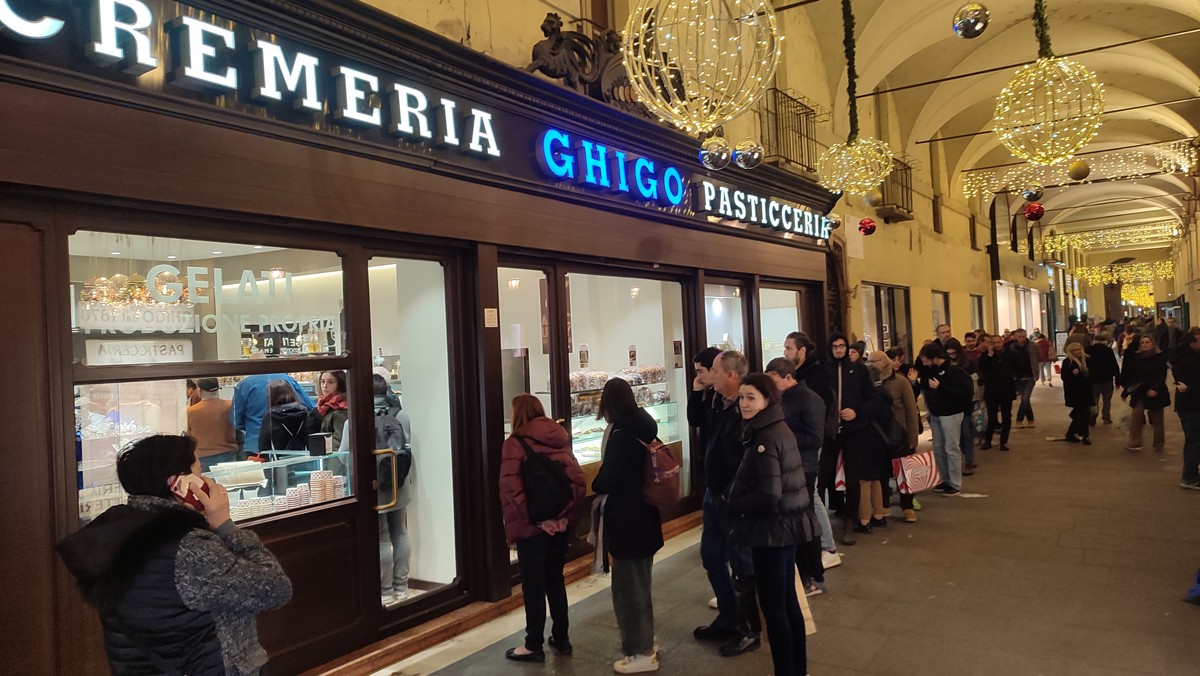 Torino, a Natale sono tutti pazzi per la "Nuvola" di Ghigo: coda in via ...