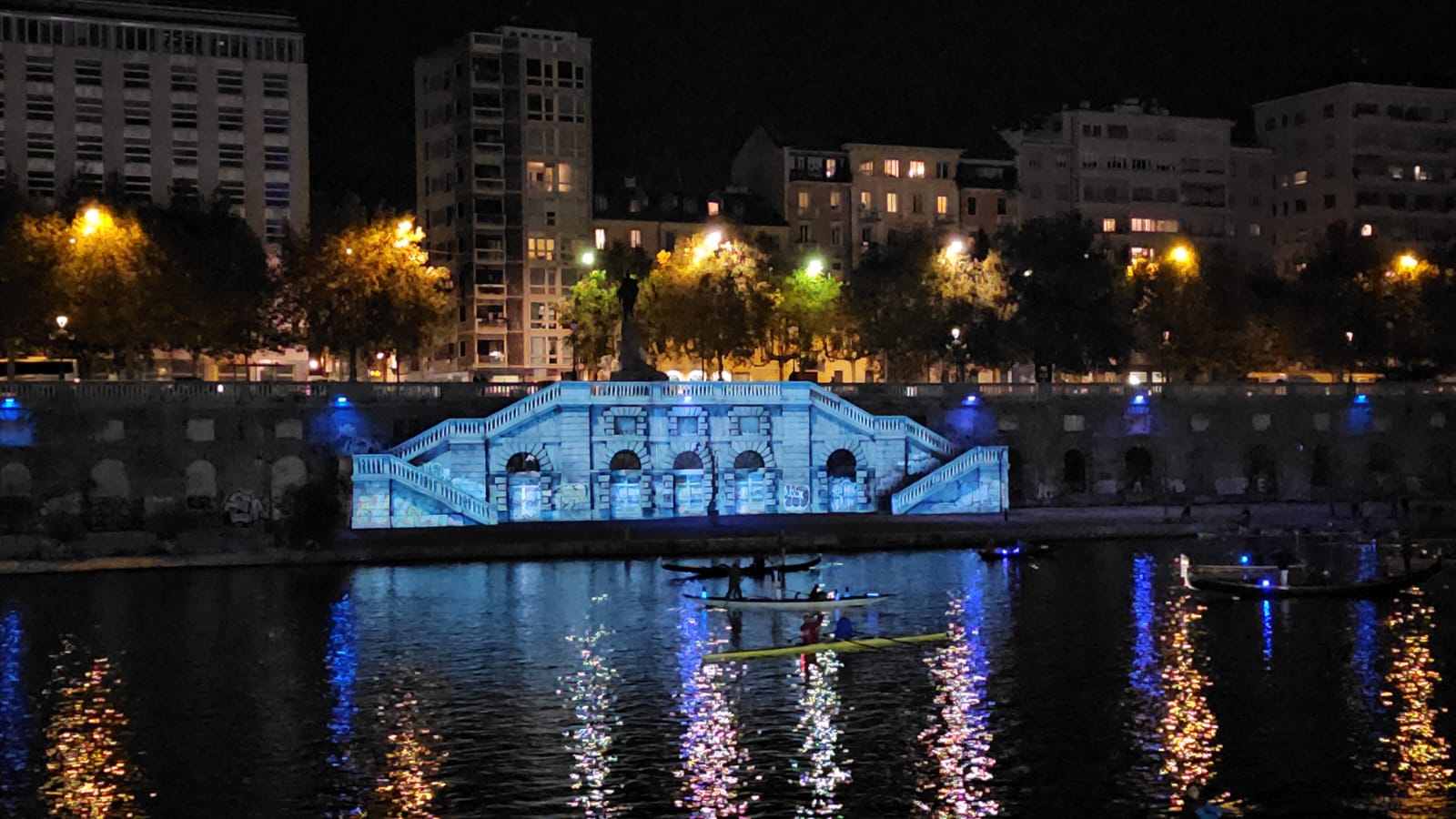 Il Po per tre giorni si illumina di blu: il videomapping accende e fa ...