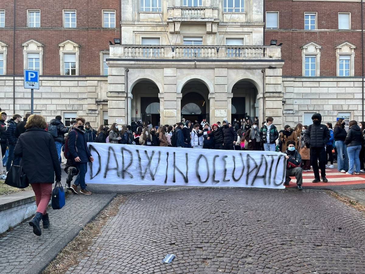 Occupato anche il Darwin, scuola che fu di Vito Scafidi: "Vogliamo ...