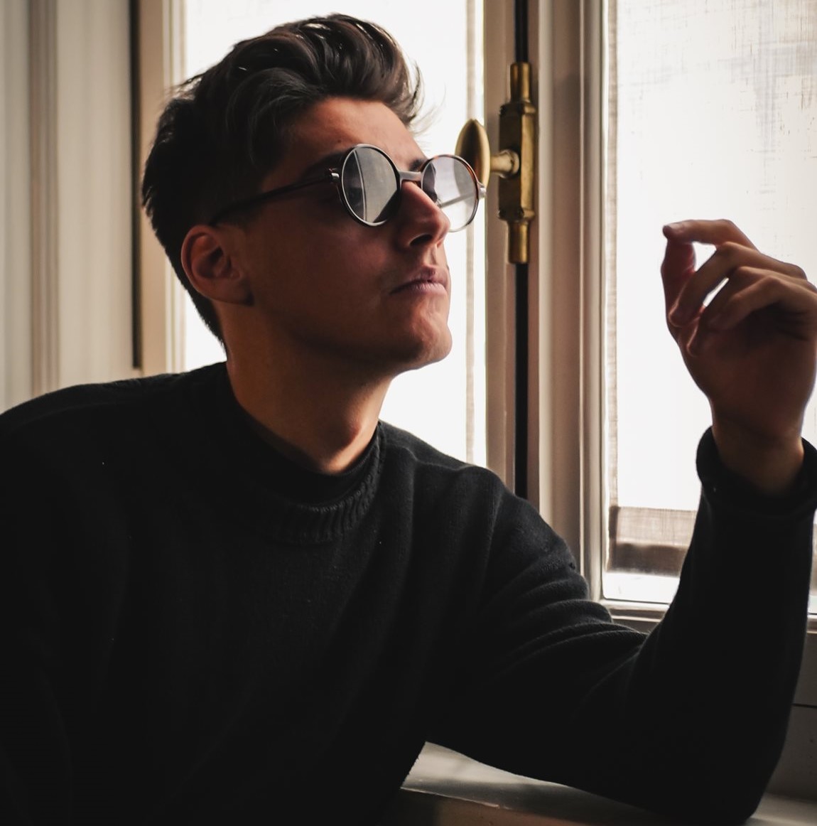 Emanuele Aloia: "Canto un amore senza tempo che attraversa le epoche ...