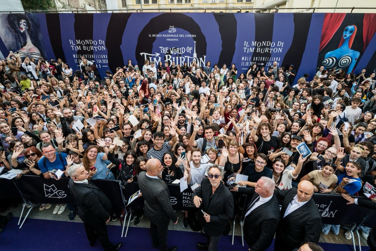 Migliaia di fan per Tim Burton: tutti in coda davanti al violet carpet ...