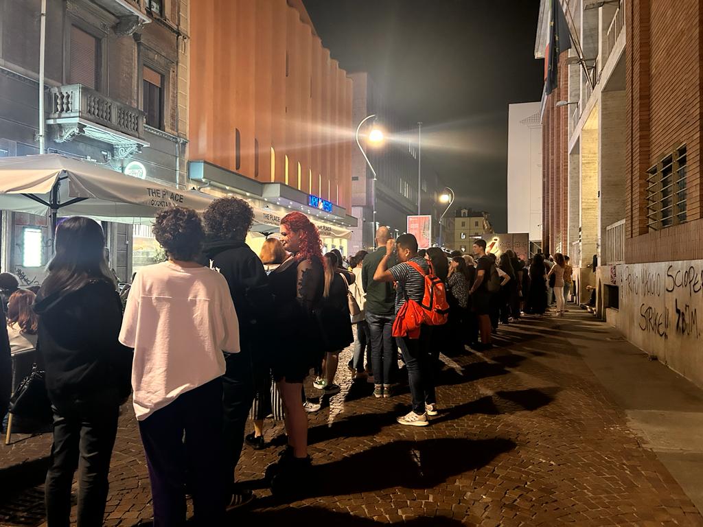 Migliaia di fan per Tim Burton: tutti in coda davanti al violet carpet ...