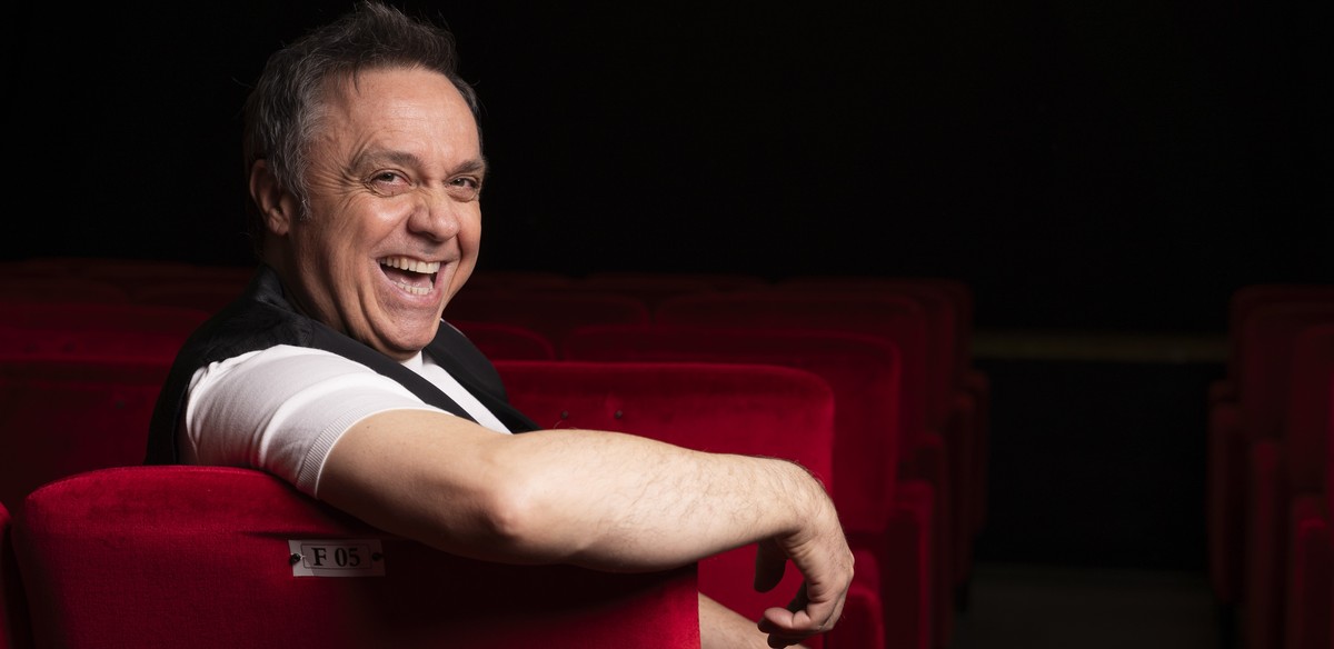 Teatro, risate e famiglia nel nuovo one-man-show del comico Gabriele ...