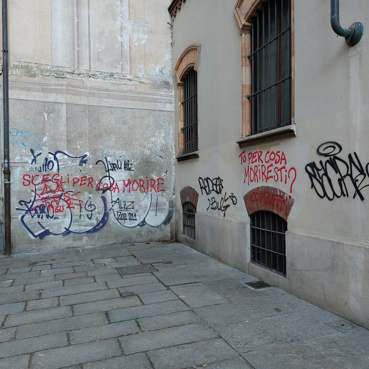 Monumenti ed edifici di Torino imbrattati dai graffiti: la Città a ...
