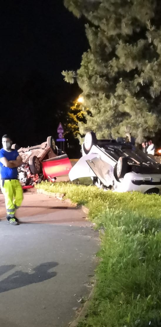 Spettacolare incidente ieri sera in via Artom: due auto coinvolte ma ...