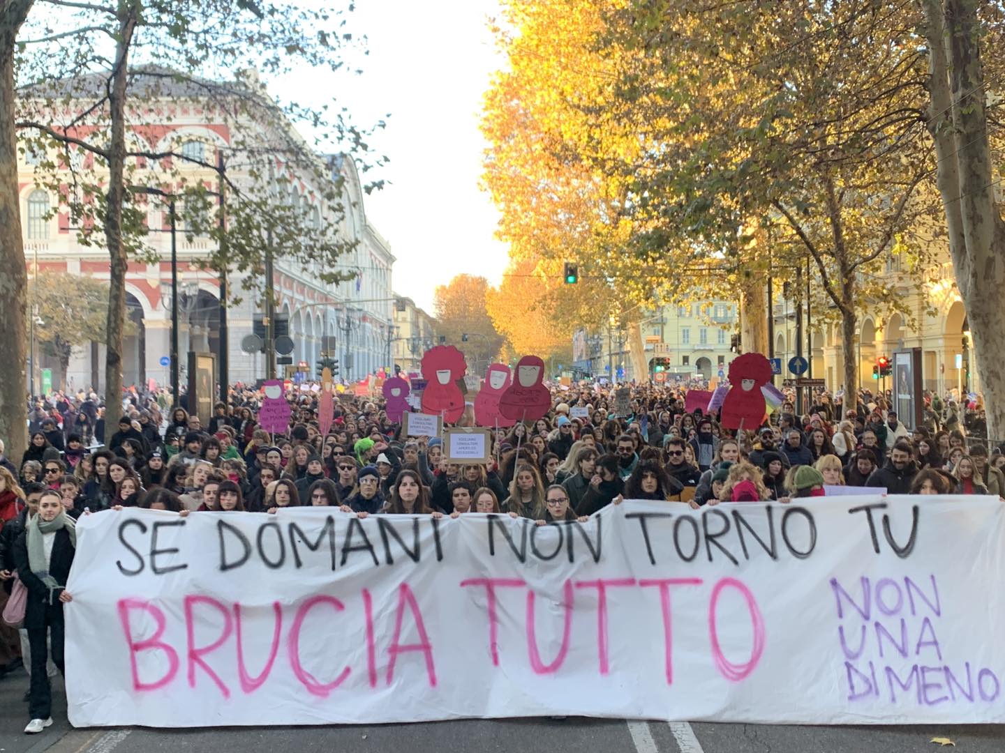 In migliaia al corteo di 'Non una di meno' per Giulia Cecchettin: "Se ...