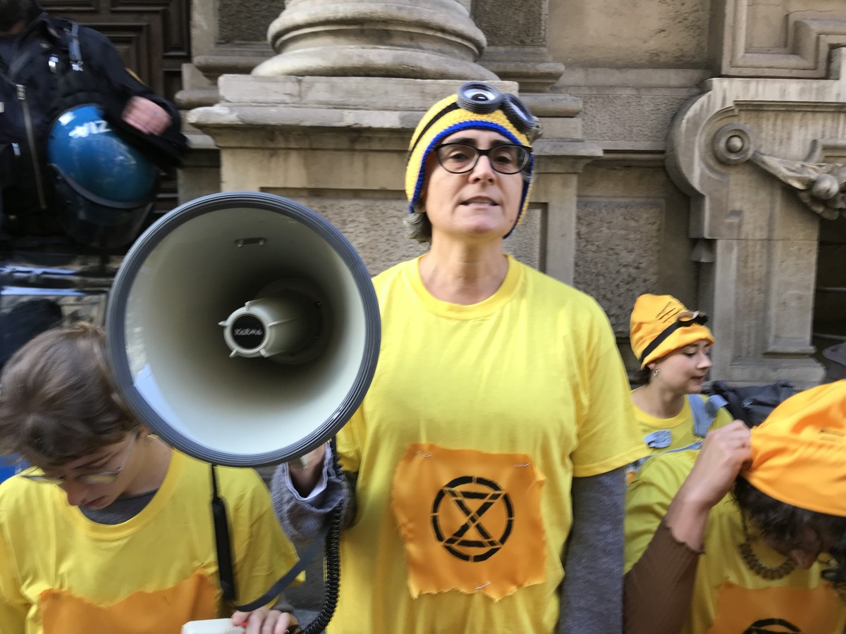 Gli ‘ambientalisti Minions’ bloccano l’ingresso del consiglio regionale ...