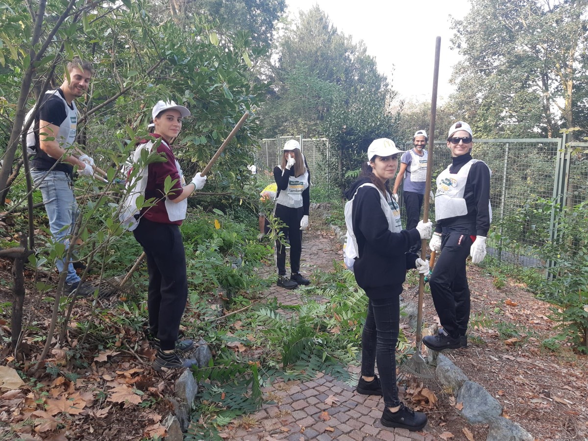 I volontari ripuliscono da erbacce e sterpaglie il parco di Villa ...