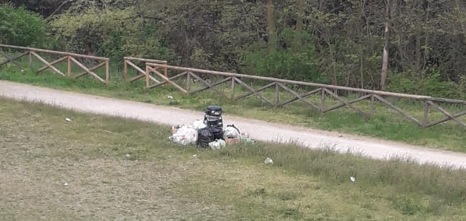 Quel che resta della Pasquetta, al parco di via Calabria i segni dei ...