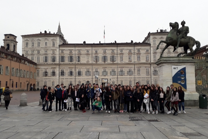La scuola Pacchiotti-Revel di Torino vive la fratellanza italo-romena ...