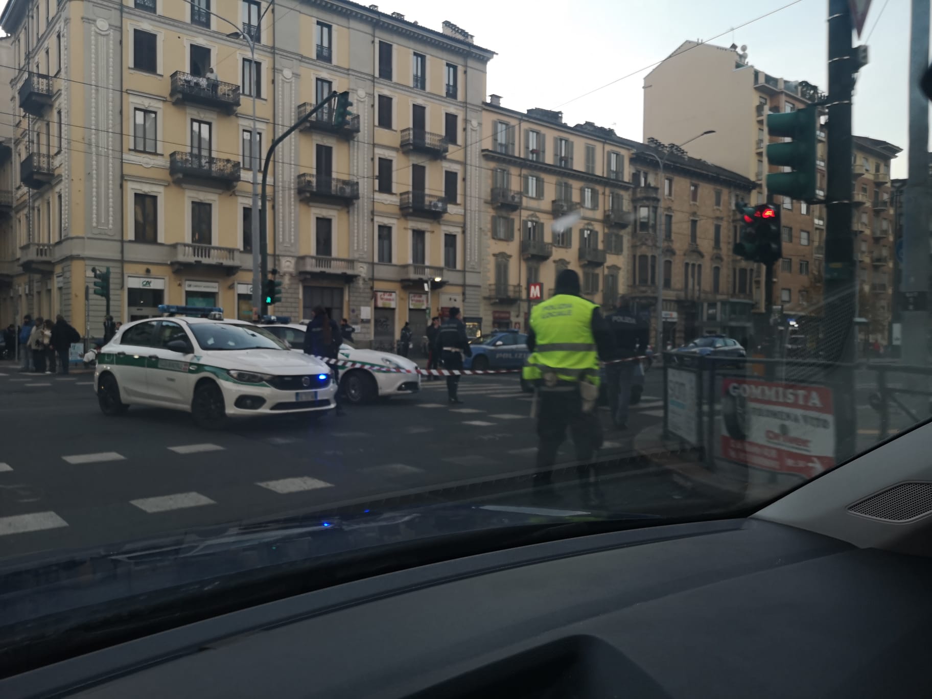 Allarme pacco bomba alla metro, caos in corso Dante: tutto chiuso e ...