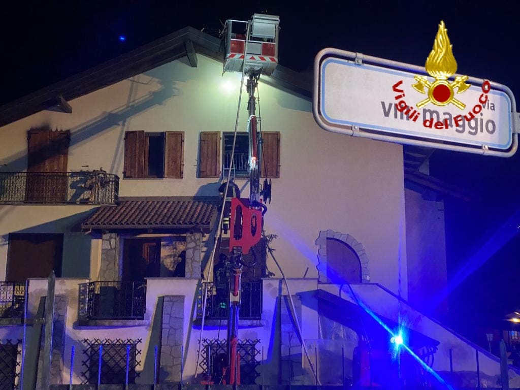 A fuoco il tetto di tre abitazioni in provincia di Torino, notte ...