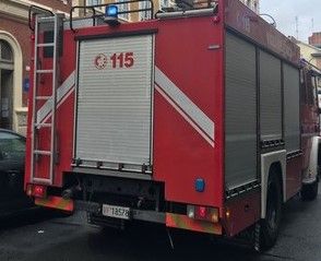 Pecetto, auto si ribalta e rischia di prendere fuoco: intervento d ...