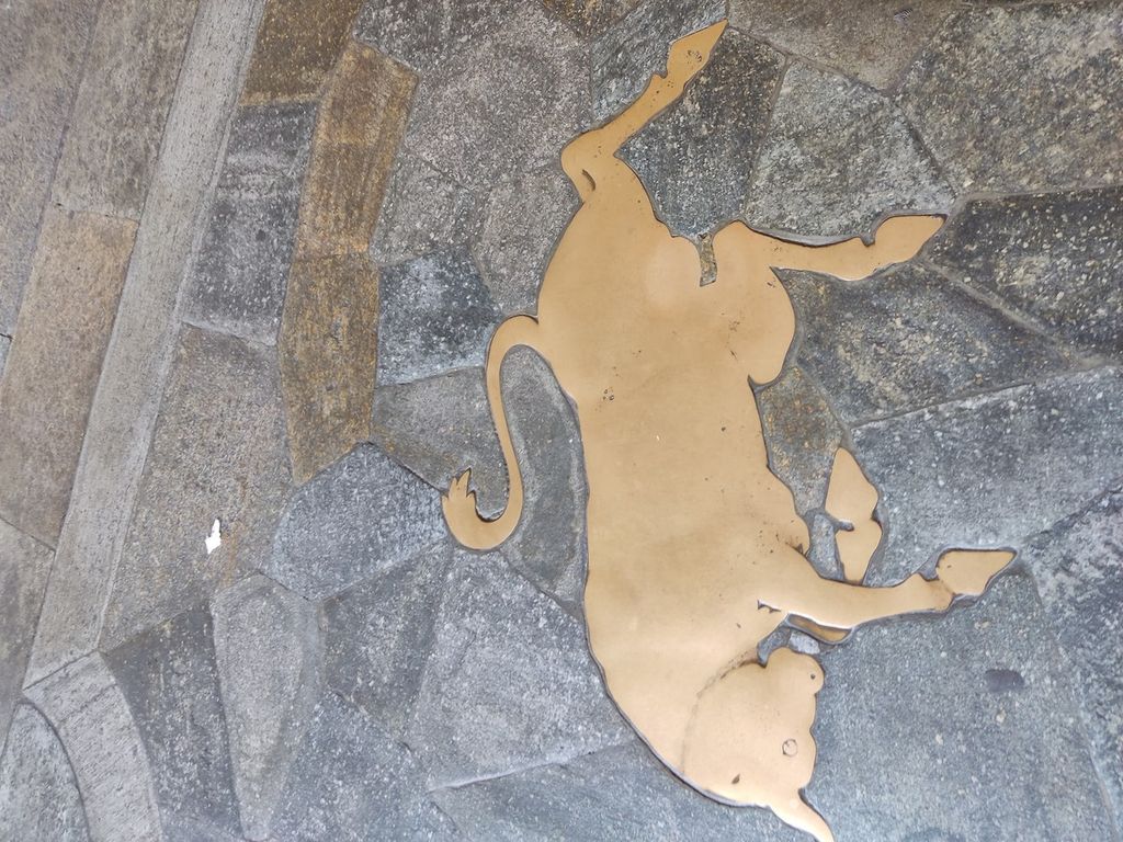 La scaramanzia torinese si ripara sotto i portici di piazza san Carlo ...